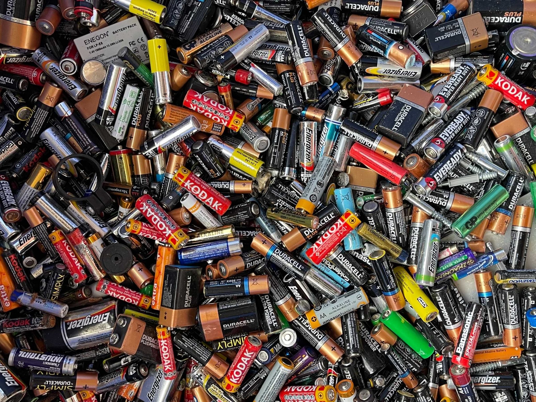 Como fazer o descarte de pilhas e baterias? - eCycle